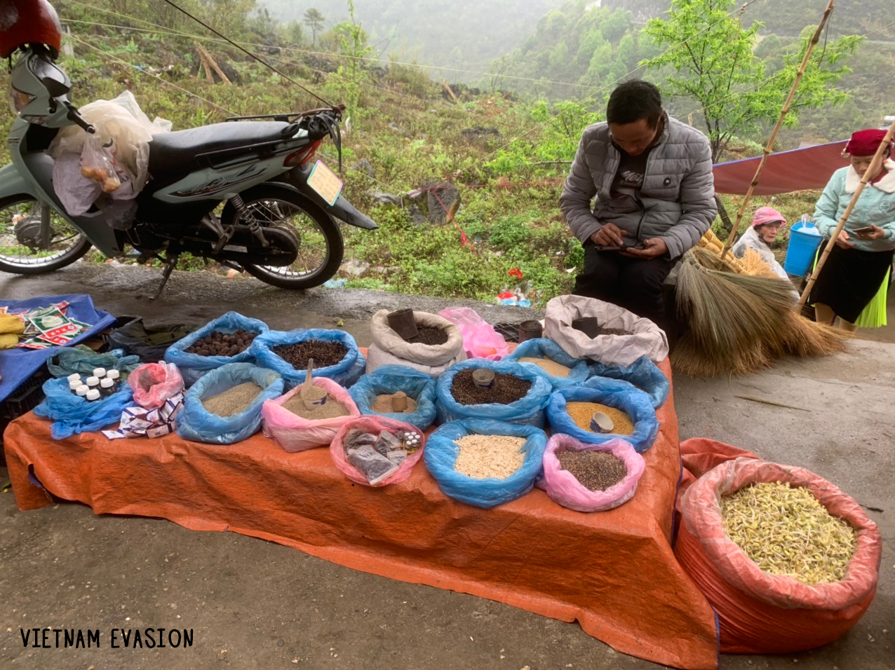 Couleurs du marché de Sa Phin - Dong Van - Agence de voyage francophone ...