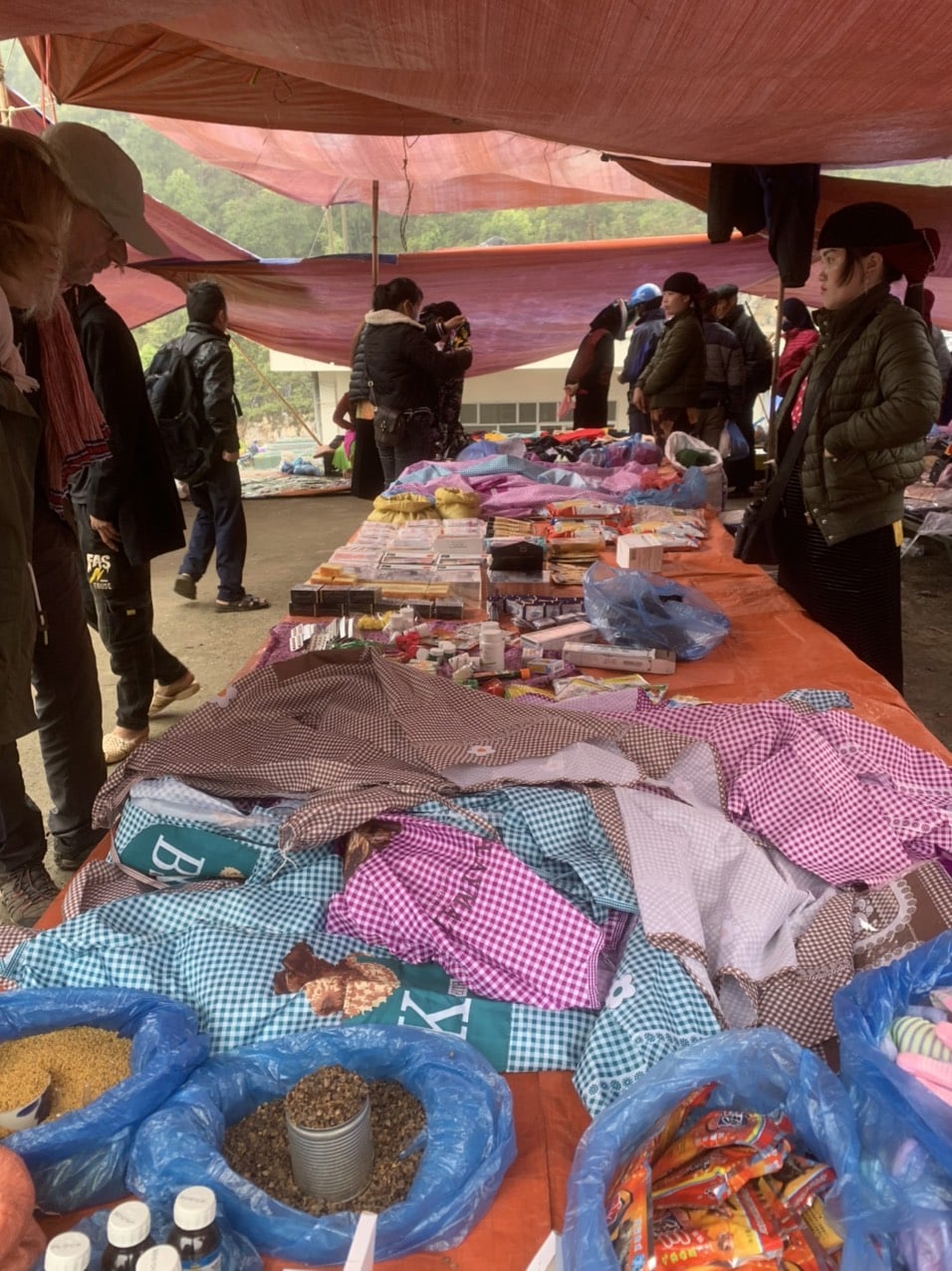 Couleurs du marché de Sa Phin - Dong Van - Agence de voyage francophone ...