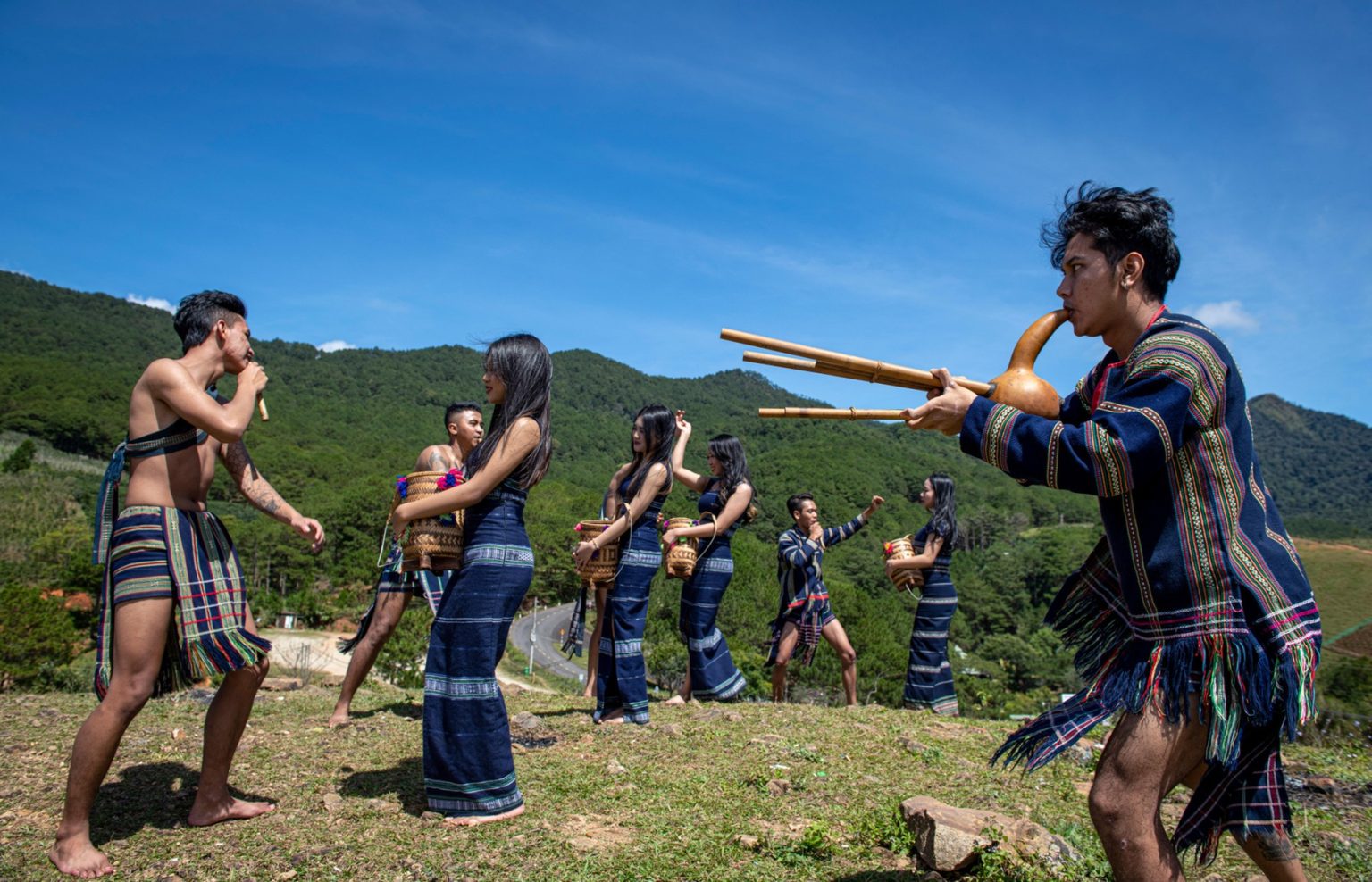 Ethnie Co Ho dans l’espace des Gongs du Tay Nguyen Vietnam - Agence de ...